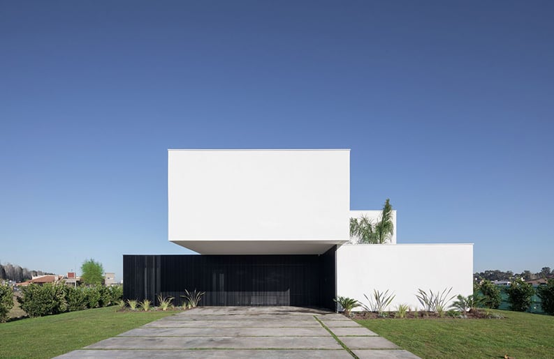 Una vivienda introspectiva, que preserva las visuales